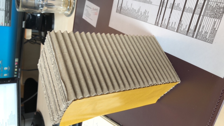 Mehrlagige Wellpapp-Polster: Abstandspolster aus mehrlagigen offenen ...