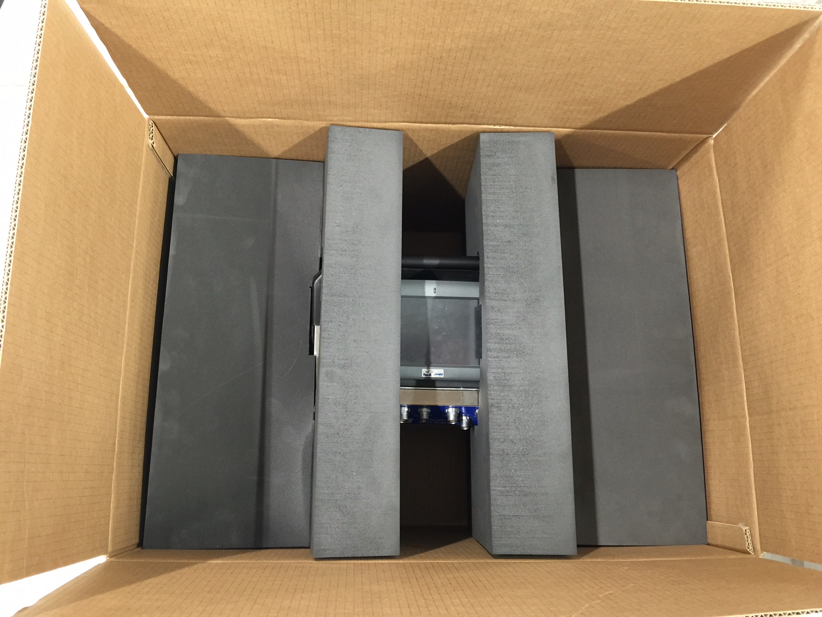 Konstruktiv-Verpackung mit Schaum-Innenleben damit beim Versand Nichts ...